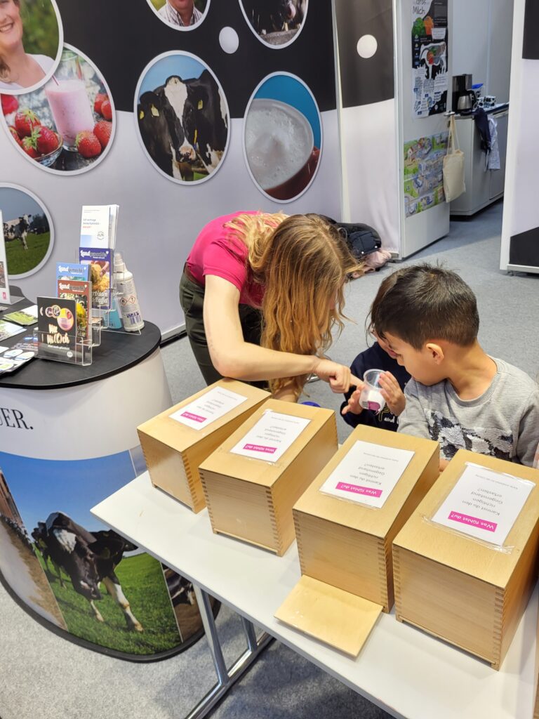 KiTa-Kinder treffen Milchbauern auf der infa 2022 in Hannover
